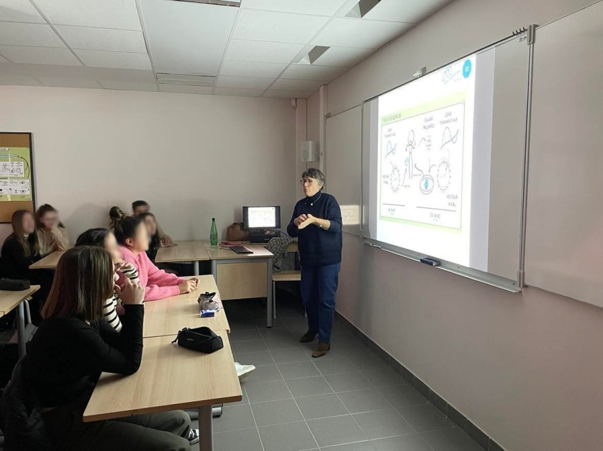 Avant le Téléthon, une chercheuse devant des collégiens de Jean-Jacques ...
