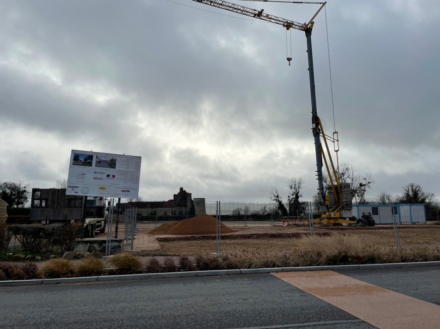 Un ensemble commercial et une halle en construction à Quinssaines ...