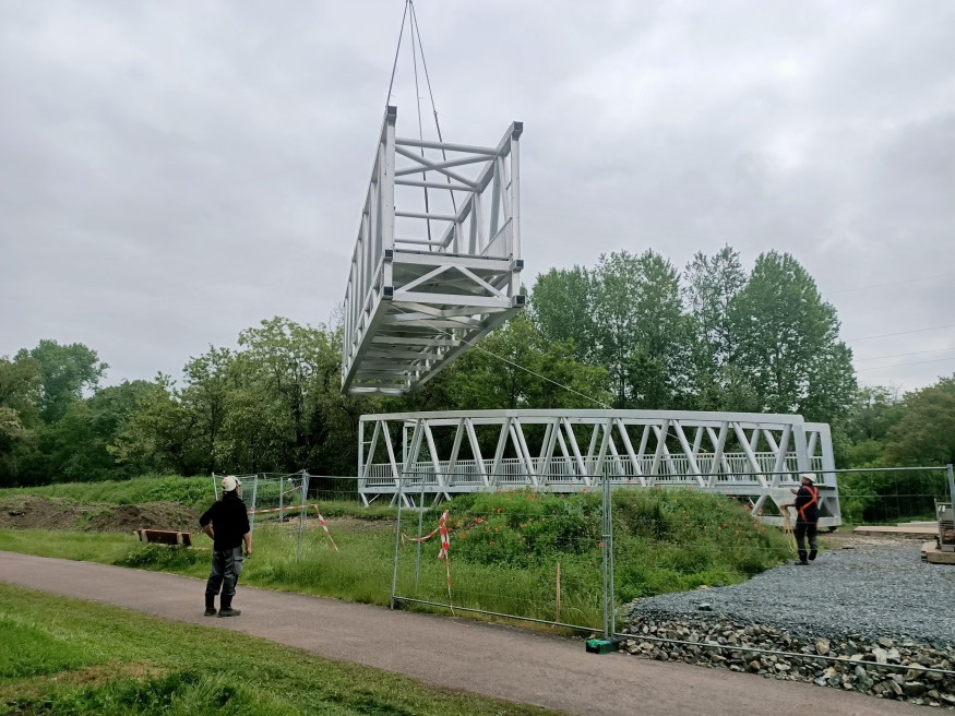 La nouvelle passerelle de la Glacerie est installée aujourd'hui - RJFM ...