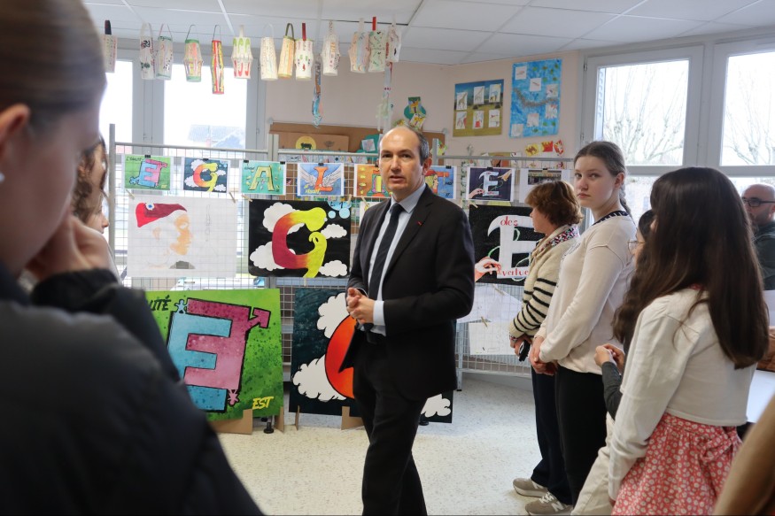 En visite au collège de Néris-les-bains, le recteur d'Académie salue le ...